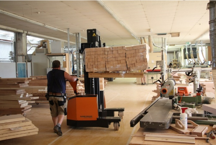 Handling six-meter-long timber packages | Genkinger