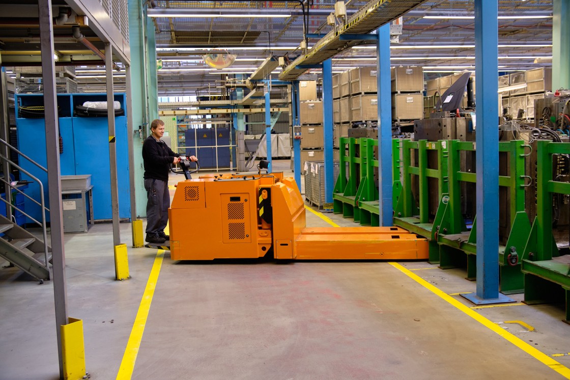 Schwere Werkzeuge von Halle zu Halle | Genkinger