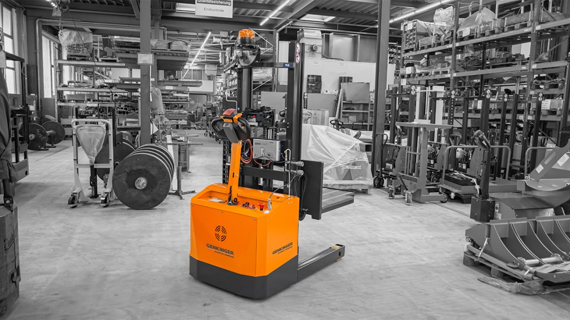 Tried and tested tool changing trolley with a load capacity of 1,400 kg ...